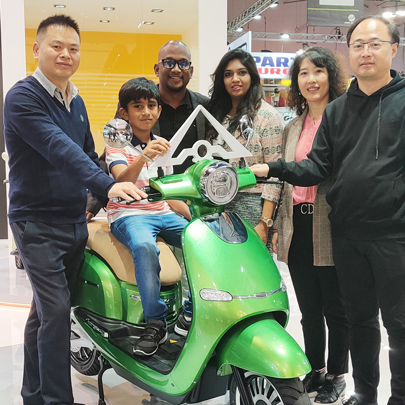 Smart Electric Scooter with best Price & Range | AVERA | RETROSA